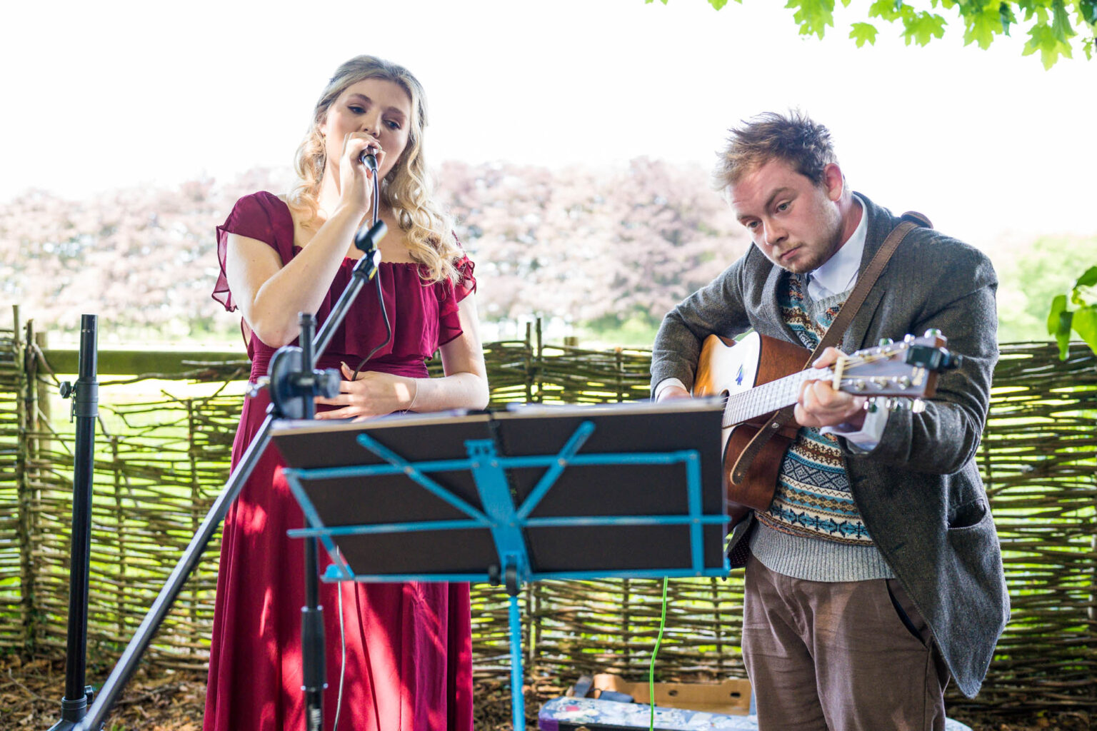Georgina & Ben's amazing woodland wedding in Kent, with Benjamin Toms ...