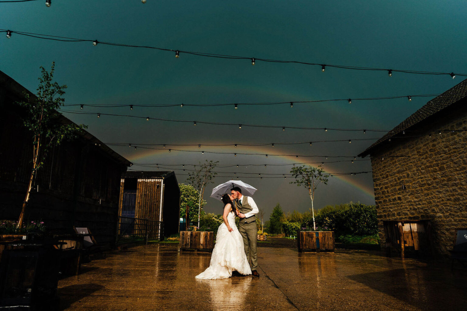 14 reasons we LOVE rainy weddings! - English Wedding