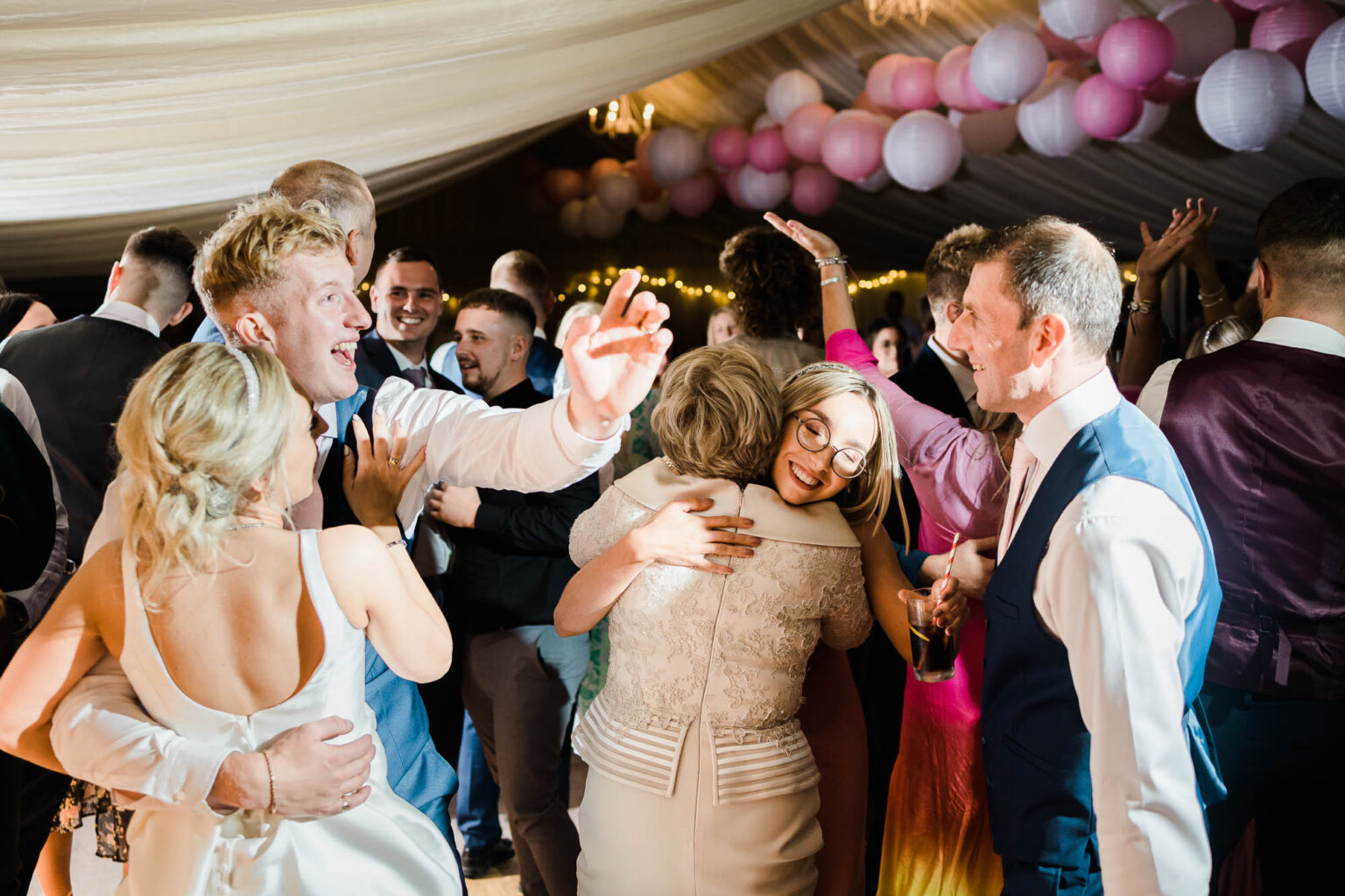 Will your female photographer be safe at your wedding? - English Wedding