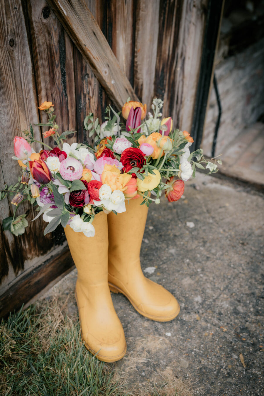Sustainable, rustic and bright spring wedding inspiration in rural ...
