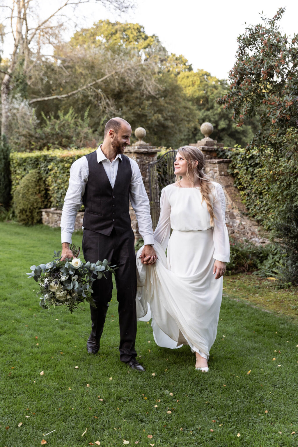 Emma & Matt's Burrow Farm Gardens wedding, with Snapdragon Photography ...